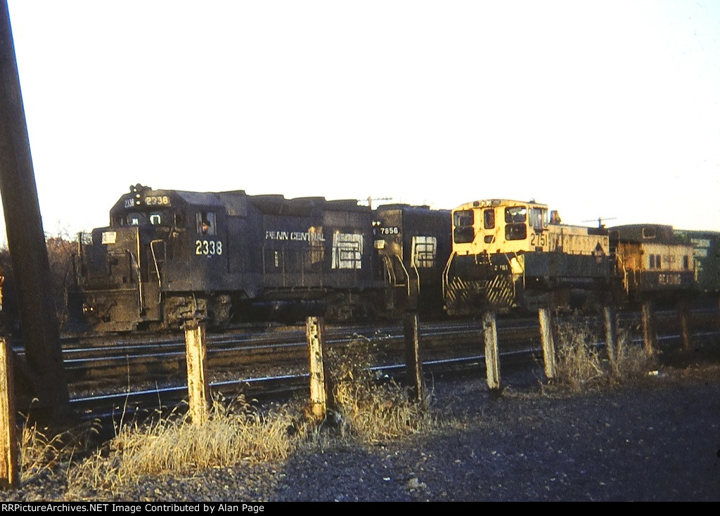 Former PC GP35 2338 and GP38 7856 pause behind RDG SW1500 2751